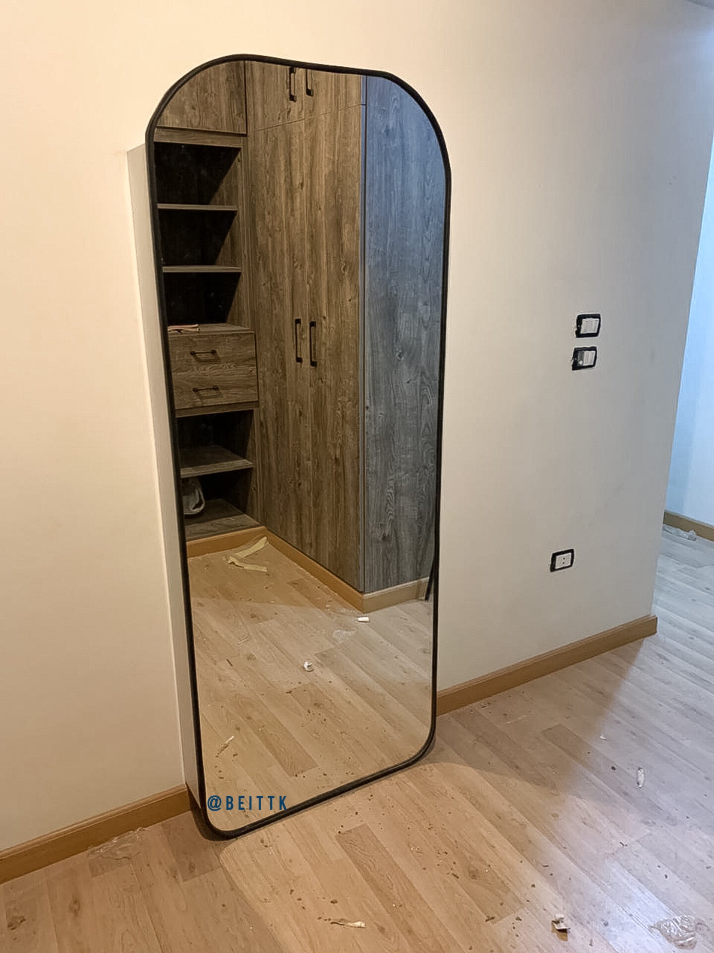 Slide mirror with ironing wall unit – Beittk